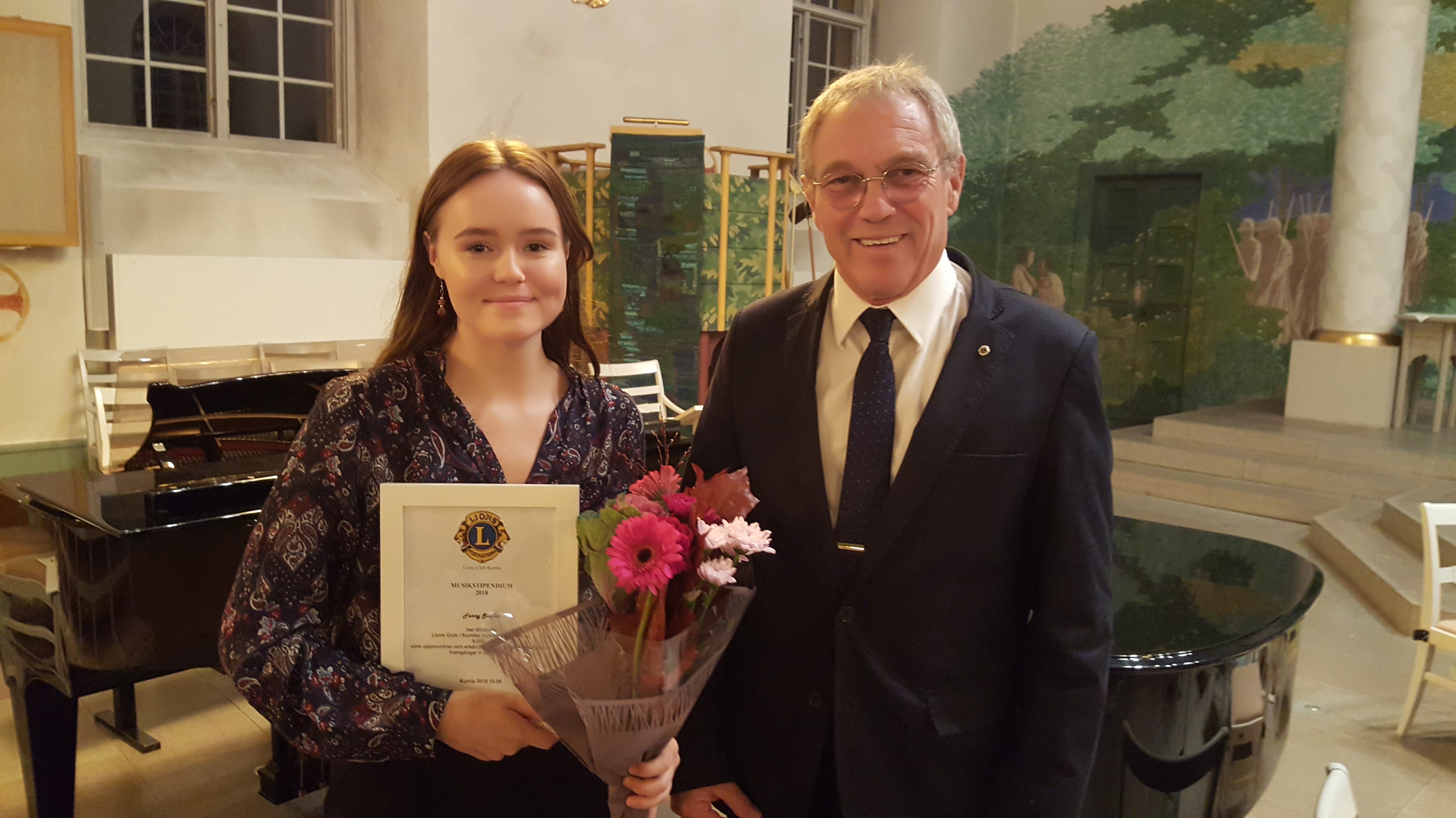 Fanny Sundin fick stipendiet av Lions president i Kumla Göran Andersson.