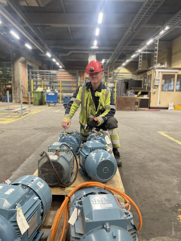 Gröna gubbar i varseldräkt invaderar Aspa bruk - Sydnärkenytt