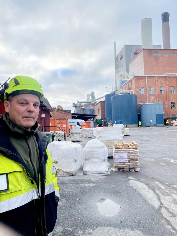 Gröna gubbar i varseldräkt invaderar Aspa bruk - Sydnärkenytt