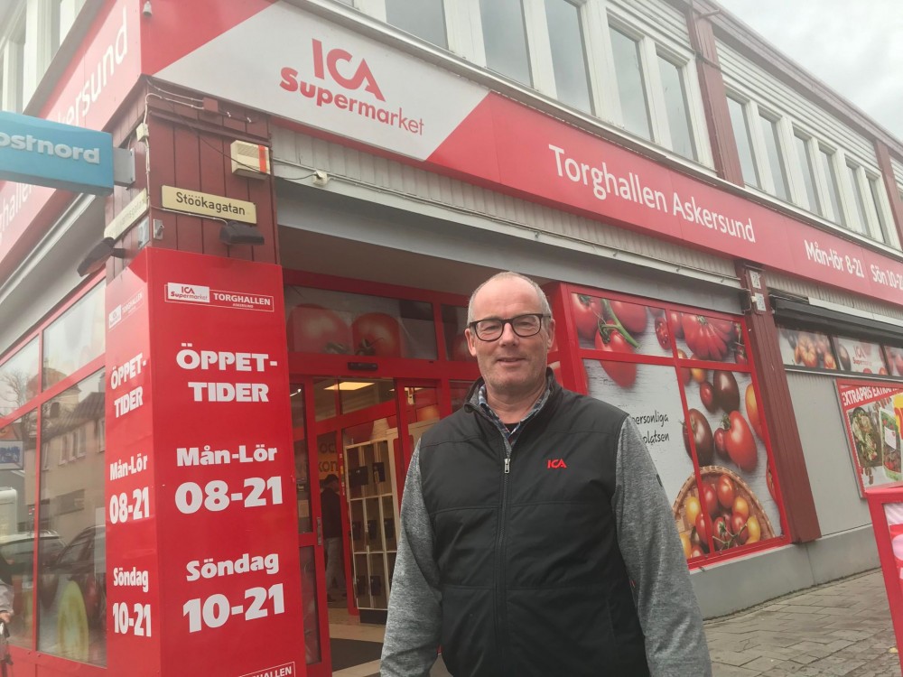 Mats Carlsson utanför ICA Torghallen som ligger vid torget i Askersund ...