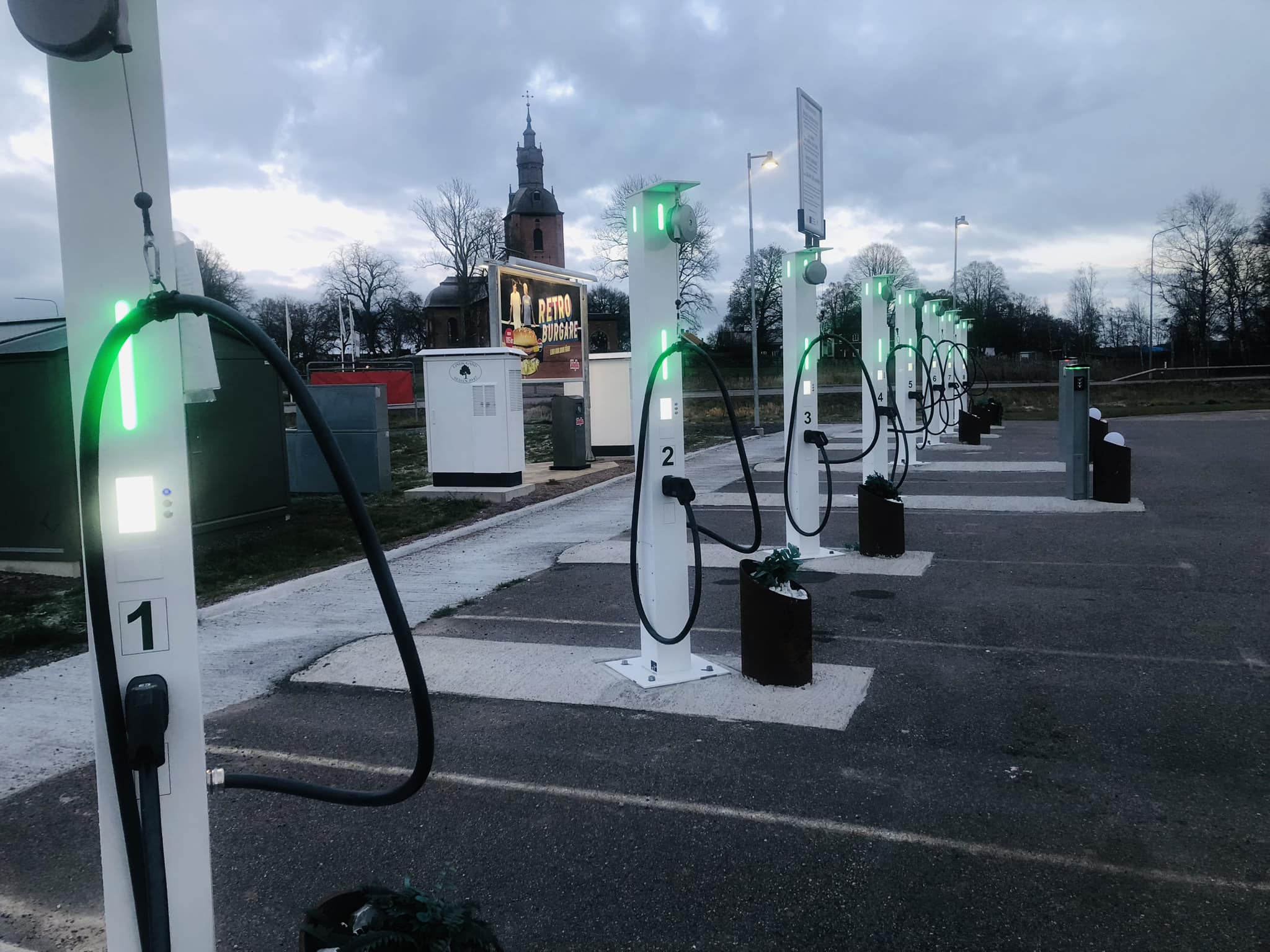 Karl beställde åtta laddstolpar till tomten vid Sibylla - Sydnärkenytt