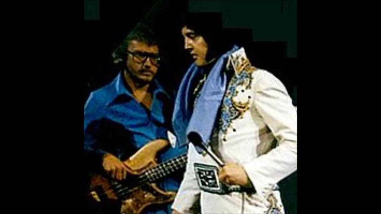 Jerry Scheff på scen 1977 under en konsert ihop med Elvis.
