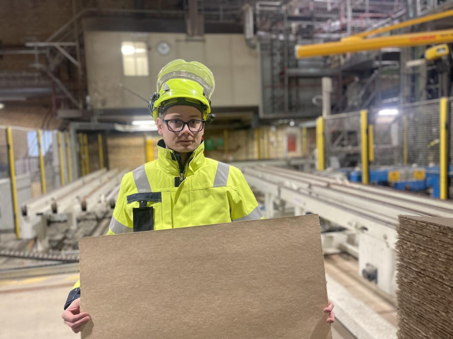 Gröna gubbar i varseldräkt invaderar Aspa bruk - Sydnärkenytt