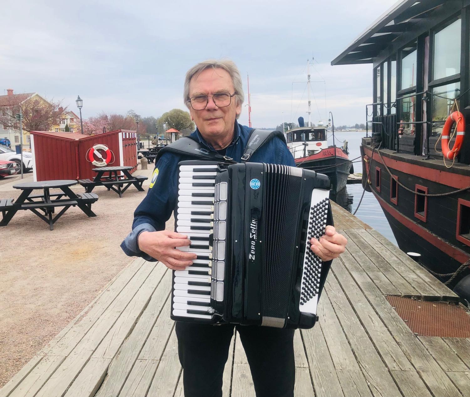 Bernt är en lirare på dragspel - Sydnärkenytt